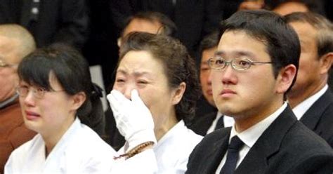 슬픔에 잠긴 유가족들