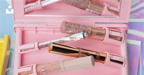 핑크와 옐로우 펜 세트 사진 Unsplash의 무료 구성하다 이미지