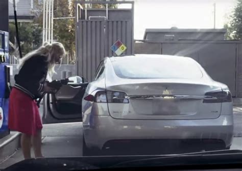 Цахилгаан автомашин хөлөглөсөн бүсгүй шатахуун түгээх станцад очин шатахууны саваа хайжээ