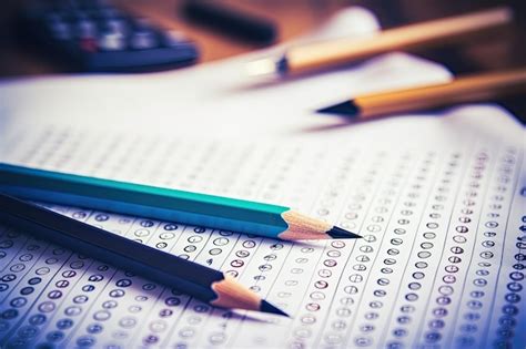 Premium Photo Testing Question Paper And Pencil