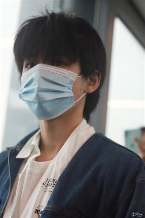 闭关中的少年走出了家门 时代少年团全员飞往深圳贺峻霖