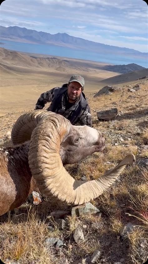 Баян Өлгий аймагт Ховд гол Сүүн голтой нийлж өнгөний гайхамшигт ялгарлыг бүтээж буй байгалийн