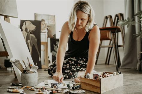 스튜디오 집 또는 집에서 여성 그림 및 창작 예술 캔버스용 컬러 페인트 튜브를 짜냅니다 예술가 사람과 작업장에서 디자인 재능을