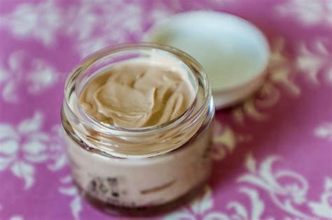 얼굴 크림 열기 상자의 클로즈업입니다 얕은 깊이 초점 복사 공간입니다 스파 휴식 및 아름다움 3차원 형태에 대한 스톡 사진 및 기타 이미지 Istock