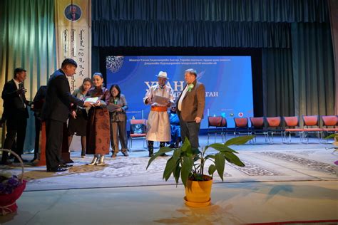 Монгол улсын Хөдөлмөрийн бааатар Ардын уран зохиолч Төрийн шагналт Яруу найрагч Дэндэвийн