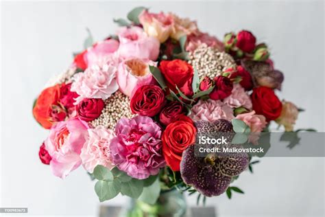 나무 테이블에 꽃병에 혼합 꽃의 아름 다운 신선한 컷 꽃다발 꽃가 게에서 꽃집의 작품 섬세 한 파스텔 톤 컬러 개화기에 대한