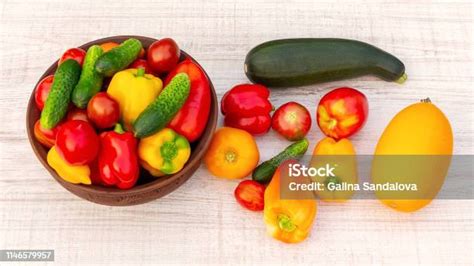 야채 토마토 오이 파프리카 후추 호박 그릇에 흰 나무 테이블에 여름 야채 샐러드의 준비를 위한 재료 건강한 생활방식에 대한 스톡 사진 및 기타 이미지 Istock