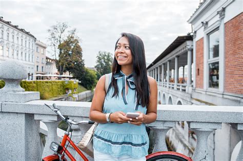 스마트 휴대 전화를 사용 하 여 도시에서 자전거와 함께 여자 30 39세에 대한 스톡 사진 및 기타 이미지 30 39세 갈색 머리 건축 Istock