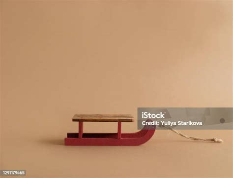 모형 전면 보기를위한 장식 나무 빨간 썰매 다양한 제품 및 상품을 위한 트렌디한 제품 스탠드 디스플레이 쇼케이스 컬러 파스텔 배경 공간을 복사합니다 겨울 과 크리스마스