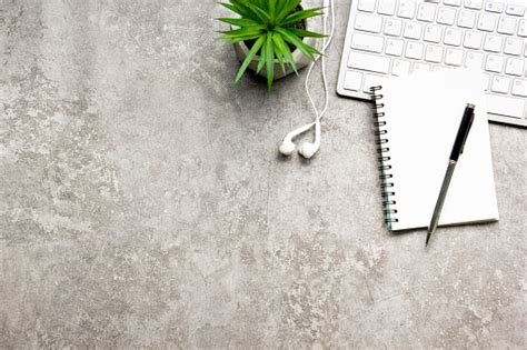 노트북 스마트폰 및 기타 업무 용품이 있는 화이트 데스크 오피스와 커피 한 잔이 있습니다 텍스트를 입력하기 위한 복사 공간이