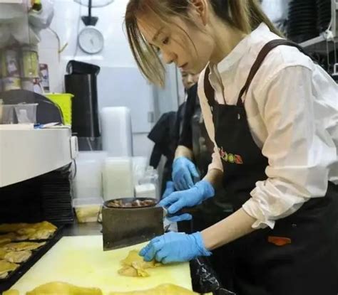 90后港星梁茵被曝在餐厅洗厕所，本人称：演员和服务员没高低之分无忧资讯