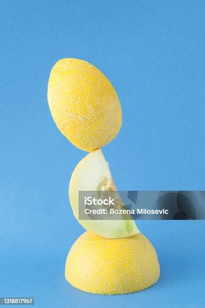 멜론 과일은 세 부분으로 자르고 파란색 배경에 높이로 배열 상쾌한 즐거움의 여름 과일 개념 0명에 대한 스톡 사진 및 기타 이미지 Istock