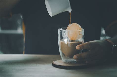 얼음과 투명 유리에 작은 항아리에서 아이스 모카 커피를 붓는 각얼음에 대한 스톡 사진 및 기타 이미지 각얼음 갈색 검은색