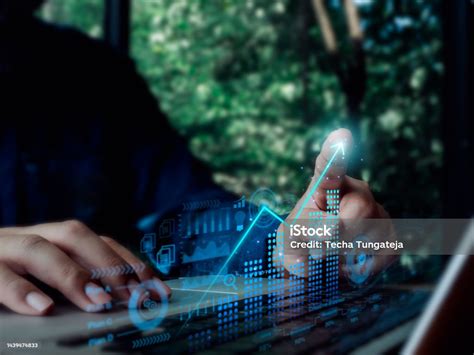 투자 기술 금융 투자 수익 Roi 개념 증가 화살표 노트북 컴퓨터에 가상 차트에 대한 비즈니스 성장 및 성공 성과의 진행의 지수 지수에 대한 스톡 사진 및 기타 이미지