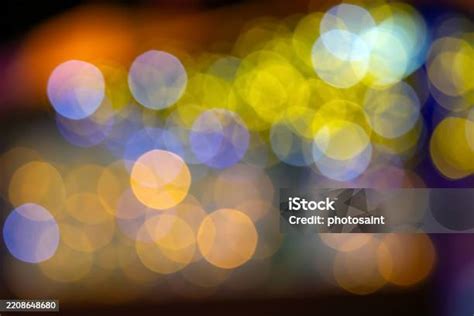어두운 배경에 황금색과 여러 가지 빛깔의 조명이 있는 매혹적인 보케 효과로 휴일이나 빛나는 몽환적인 구성에 이상적입니다 0명에 대한 스톡 사진 및 기타 이미지 Istock