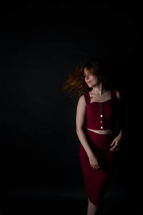 검정 드레스 금발 드레스 런웨이 모델 모델링 에이전시 미니멀리스트 스타일 스타일리시한 스튜디오 스튜디오 조명 스튜디오 촬영 시크한 아름다움 여성