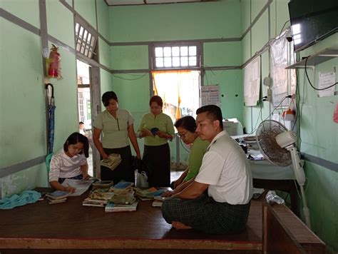 ဂွမြို့တွင် စာဖတ်ရှိန်မြှင့်တင်ရေး Mobile Library ဖြင့် စာအုပ်၊ စာစောင်များ အခမဲ့ ငှားရမ်းပေး