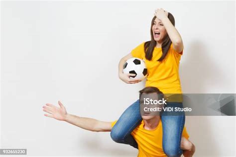 축구공 응원 좋아하는 축구 팀 표현 한순간 손을 흰색 배경에 고립 된 젊은 부부 여 자가 남자 어깨에 앉아 팬 영감을 가족 레저