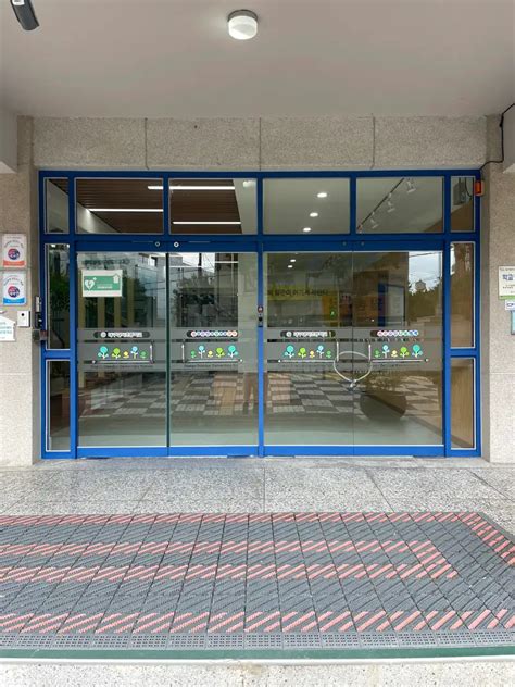 비비드한 컬러 포러로 포인트를 준 캐주얼 컨셉 초등학교 로비 인테리어