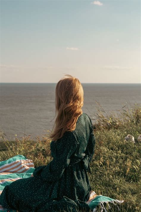 Девушка у моря спиной к камере