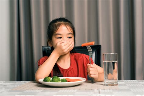 건강한 야채를 먹기를 거부하는 귀여운 소녀 아이들은 야채를 먹는 것을 좋아하지 않습니다 6 7 살에 대한 스톡 사진 및 기타 이미지 6 7 살 가정 생활 가정 주방