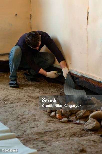 작업자는 나무와 바닥을 물으로부터 보호하기 위해 스테이플러가 있는 역청 테이프를 부착합니다 방수에 대한 스톡 사진 및 기타 이미지 Istock