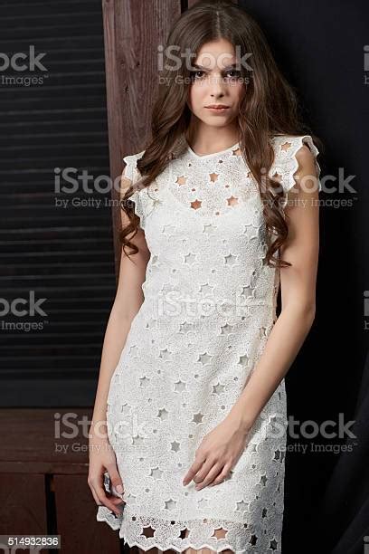 아름다운 젊은 여성 흰색 정장용 브라운 배경기술 가냘픈에 대한 스톡 사진 및 기타 이미지 가냘픈 갈색 갈색 머리 Istock