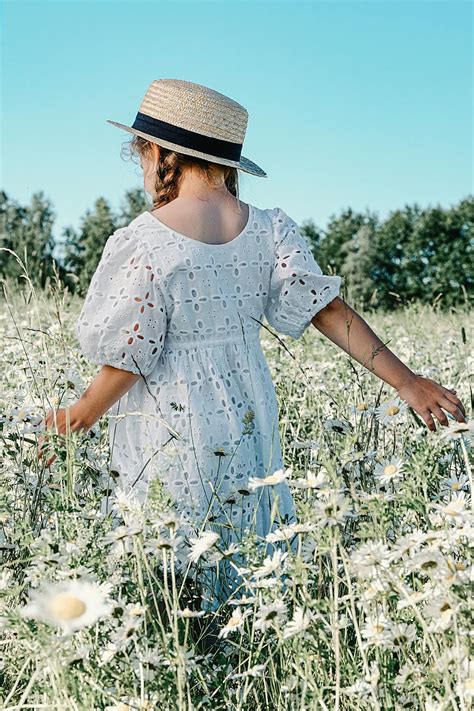 걱정 없는 걷기 경치가 좋은 고요한 귀여운 꽃 꽃무늬 드레스 농촌의 다정한 뒷모습 들판 목가적인 밀짚 모자 섬세한 성장 소녀 수직 쐈어 순수