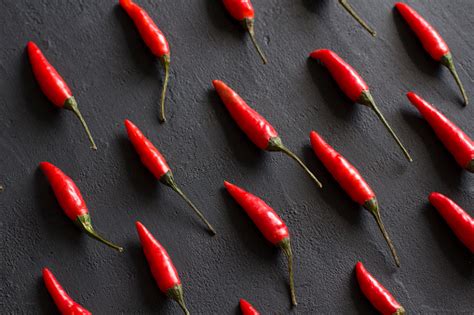 검은 색 테이블에 검은 어두운 배경에 빨간 뜨거운 칠리 고추 붉은 고추 고추의 많은 텍스트의 공간을 복사합니다 플랫 레이 상단 보기 리듬 이미지 사진 또는 사진의 개체의