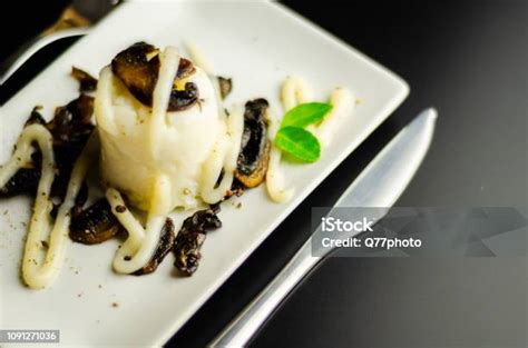 쌀 요리와 버섯 기반 소스 식품의 우아한 봉사에 근접 촬영 Boletus에 대한 스톡 사진 및 기타 이미지 Boletus 갈색 건강한 생활방식 Istock