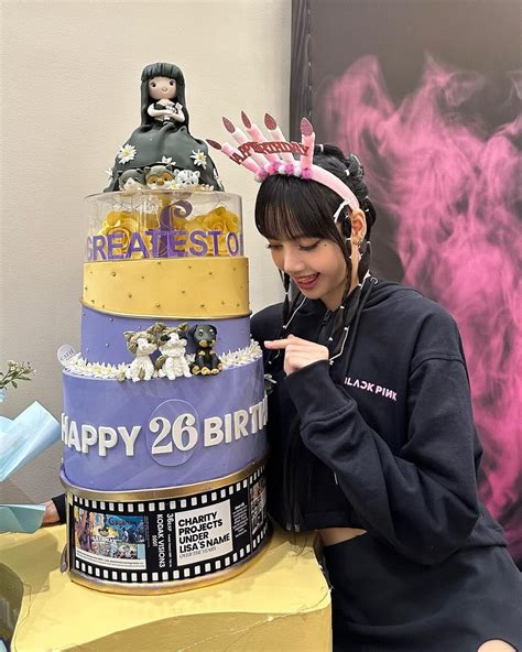 7 Foto Lisa Blackpink Bahagia Dapat Kejutan Pre Ultah Di Konser
