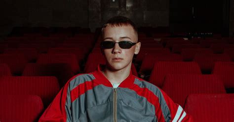 강당 강당 분위기 개성 고독 공공 장소 공연 예술 극장 극장 석 극장 환경 극적인 조명 돋보이는 레저 모던한 분위기 무드 조명 빈 자리 빨간