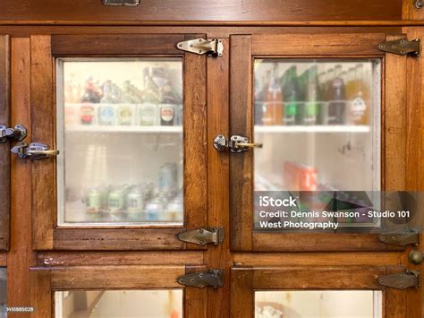 서리가 내린 유리 창문이있는 오래된 빈티지 아이스 박스 냉장고 나무와 유리 문 안의 소다 음료 슈퍼마켓에 대한 스톡 사진 및