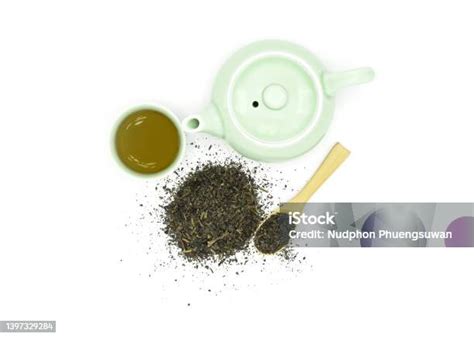 건조한 녹색 잎과 흰색 배경에 고립 된 나무 숟가락으로 설정된 녹차 세트의 상단보기 0명에 대한 스톡 사진 및 기타 이미지