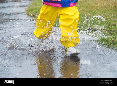 Mädchen Kleidung Nass Fotos Und Bildmaterial In Hoher Auflösung Alamy