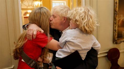 50 гаруй албан тушаалтан ажлаа өгсний дараа Ерөнхий сайд Борис Жонсон огцрохоо мэдэгдлээ