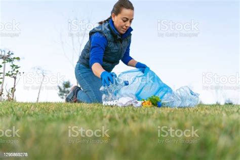 환경 자원 봉사 여성은 자연에서 재활용 폐기물을 수집하고 쓰레기 봉투에 채웁니다 따기에 대한 스톡 사진 및 기타 이미지 따기 쓰레기 Environmental
