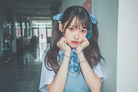 교실 복도에서 학교 유니폼을 입은 소녀