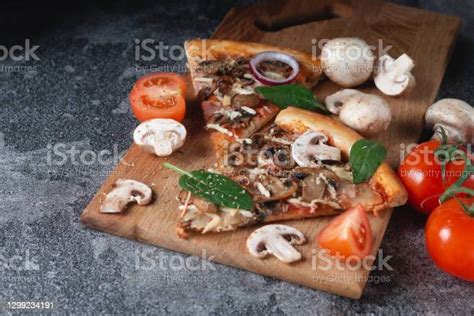 버섯 햄 토마토 치즈 양파 허브가 있는 나무 판에 수제 이탈리아 피자 조각이 어두운 석조 테이블 어두운 배경에 놓여 있습니다 구도에 대한 스톡 사진 및 기타 이미지 Istock