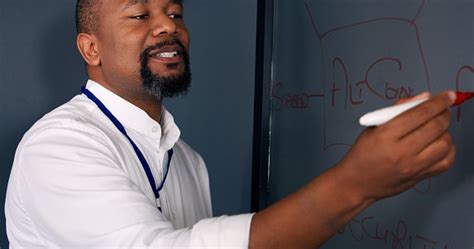 흑인 남성 비즈니스 프레젠테이션 및 스타트업 및 리더십 세미나가 있는 사무실에서 연사와 함께 글을 씁니다 코딩 정보 대화 및 기업가와의 만남 교육 및 코칭 토크 리더십에