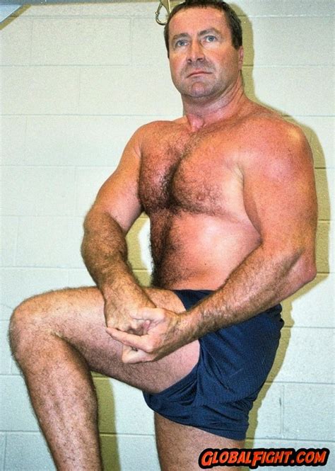 Зрелый бодибилдер демонстрирует свое волосатое тело в подборке без рубашки