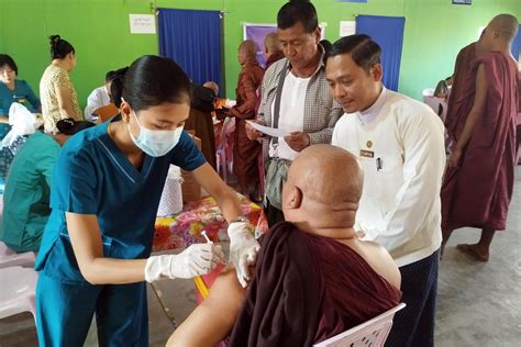 သရက်မြို့၌ ဆရာတော် သံဃာတော်များနှင့် သီလရှင်များအား Pfizer ကိုဗစ် ၁၉ ရောဂါ ထပ်ဆောင်းကာကွယ်ဆေး