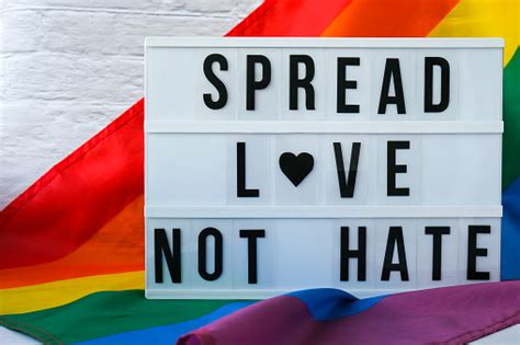 라이트 박스와 텍스트 확산 사랑 싫어와 무지개 플래그 실크 소재로 만든 무지개 Lgbtq 플래그 Lgbtq 자부심의 달의 상징 동등한 권리 평화와 자유 0명에 대한 스톡