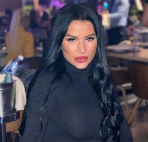 Foto Daniela Crudu Sărutări şi Atingeri Tandre Cu Iubitul în Public