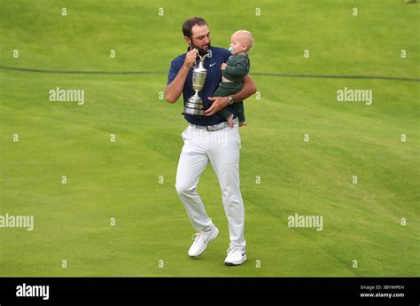 Usas Scottie Scheffler And His Son Bennett Celebrate Victory With The Claret Jug On The 18th