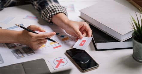 Ui 디자이너 그리기 웹 사이트 Ux 레이아웃 앱 개발 그래픽 디자이너 크리에이티브 스케치 계획 응용 프로그램 프로세스 사용자 환경 개념입니다 사진 Unsplash