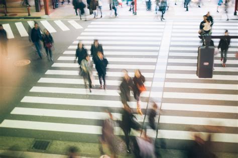 スクランブル交差点を渡る人々 「frestocks（フリストックス）」フリー素材やモデル写真