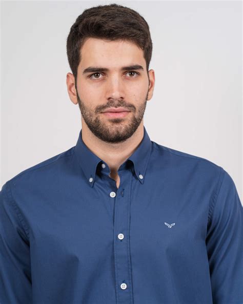 ДЕНИМ СИНЯ ВТАЛЕНА РИЗА ОТ ПАМУЧЕН ПОПЛИН С БРОДЕРИЯ ЛОГО