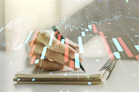 세계지도 스케치와 배경에 메모장에 손으로 쓰기와 창조적 인 추상적 인 글로벌 위기 차트 떨어지는 시장과 글로벌 경제 개념의 붕괴 이중 노출 감소에 대한 스톡 사진 및 기타