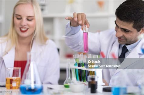 남성 과학자와 백인 여성 과학자들은 실험실에서 화학 물질을 실험하고 있습니다 2명에 대한 스톡 사진 및 기타 이미지 2명 Stem 주제 개발 Istock